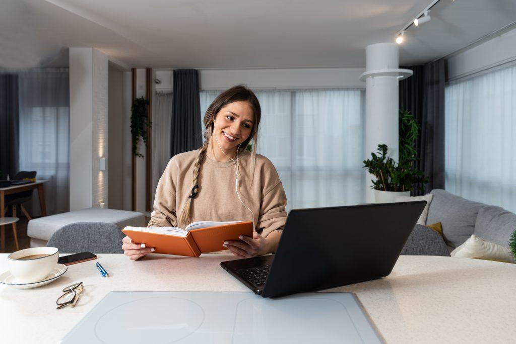 19 High-Paying Side Jobs to Do While Working Full-Time