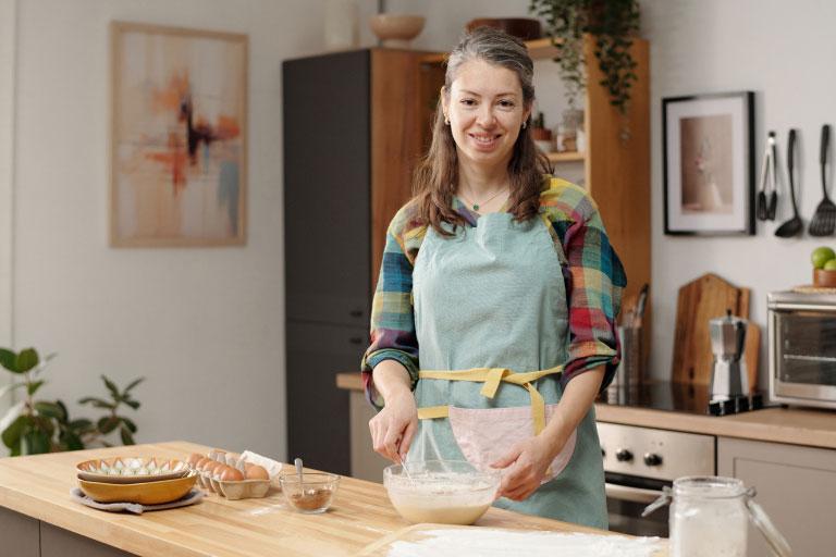 Homemaker Cover Letter Examples & Templates [2026]